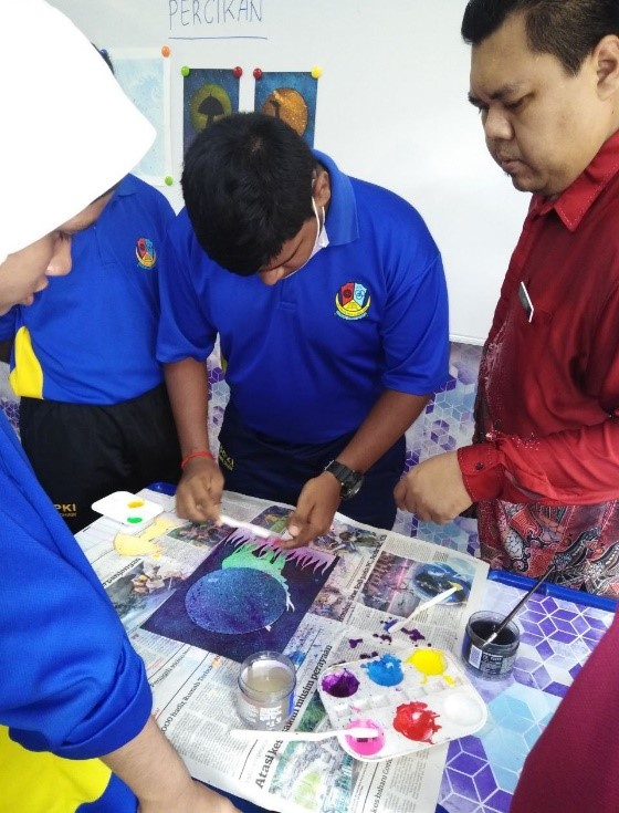 Pengaplikasian aneka teknik mudah dalam penghasilan karya seni visual ...